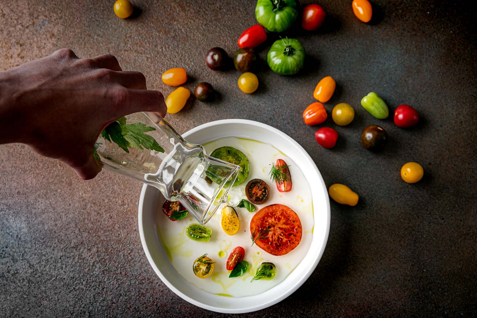 Heldere bouillon van tomaat en lavas met groene knoflook olie - Eminent ...